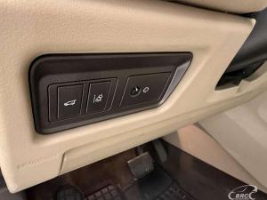 Black Land Rover Range Rover Evoque 2018 in Vilnius, with an engine capacity of 2.00 L and mileage of 143 thousand km for 12900 €, photo 27 on AUTOMOTO.COM.LV