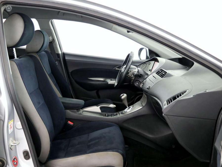 Black Land Rover Range Rover Evoque 2018 in Siauliai, with an engine capacity of 2.00 L and mileage of 208 thousand km for 12500 €, photo 12 on AUTOMOTO.COM.LV