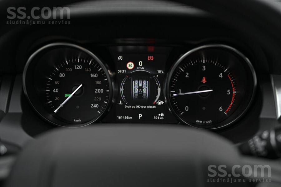 Black Land Rover Range Rover Evoque 2019 in Jelgava, with an engine capacity of 2.00 L and mileage of 161 thousand km for 13800 €, photo 28 on AUTOMOTO.COM.LV