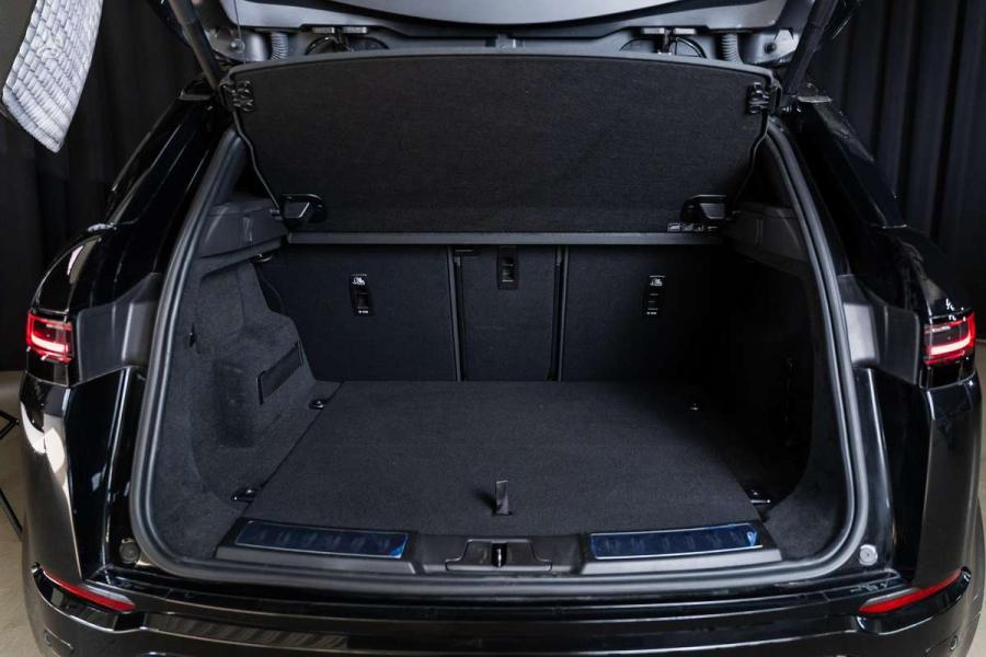 Black Land Rover Range Rover Evoque 2024 in Vilnius, with an engine capacity of 1.90 L and mileage of 8 thousand km for 47000 €, photo 34 on AUTOMOTO.COM.LV