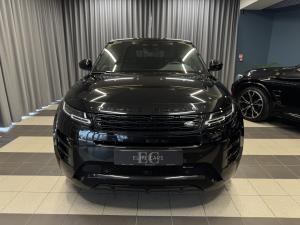 Melns Land Rover Range Rover Evoque 2025 Rīga, ar dzinēja tilpumu 2.00 L un nobraukumu 14 tūkst. km par 45990 €, foto  vietnē AUTOMOTO.COM.LV