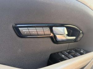 Black Land Rover Range Rover Evoque 2018 in Panevezys, with an engine capacity of 2.00 L and mileage of 56 thousand km for 13200 €, photo 14 on AUTOMOTO.COM.LV
