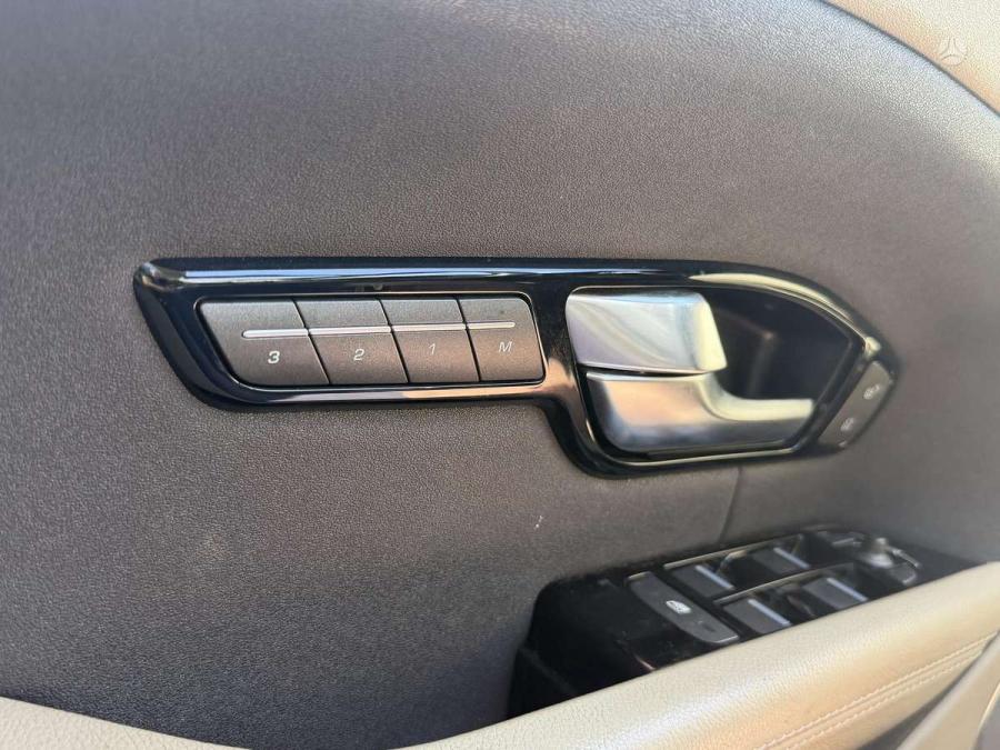 Black Land Rover Range Rover Evoque 2018 in Panevezys, with an engine capacity of 2.00 L and mileage of 56 thousand km for 13200 €, photo 14 on AUTOMOTO.COM.LV