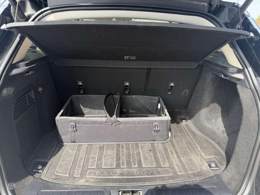 Black Land Rover Range Rover Evoque 2018 in Panevezys, with an engine capacity of 2.00 L and mileage of 56 thousand km for 13200 €, photo 18 on AUTOMOTO.COM.LV