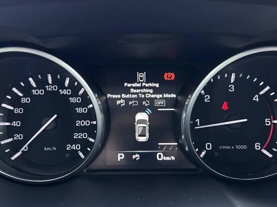 Land Rover Range Rover Evoque 2014 Rīga, ar dzinēja tilpumu 2.20 L un nobraukumu 216 tūkst. km par 11950 €, foto 27 vietnē AUTOMOTO.COM.LV