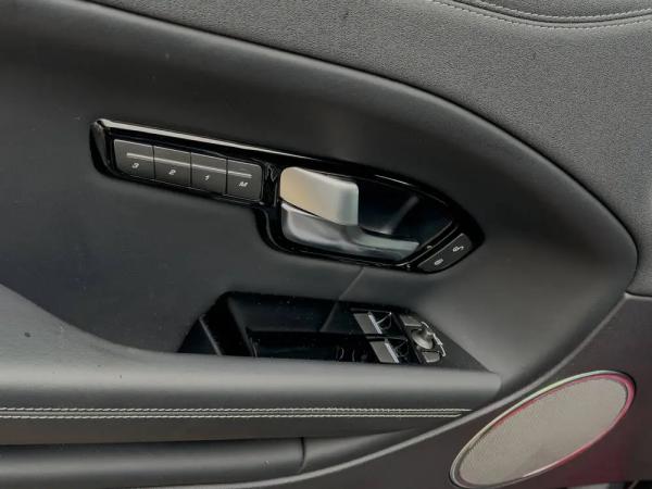 Pelēks Land Rover Range Rover Evoque 2016 Daugavpils, ar dzinēja tilpumu 2.00 L un nobraukumu 235 tūkst. km par 12800 €, foto 4 vietnē AUTOMOTO.COM.LV
