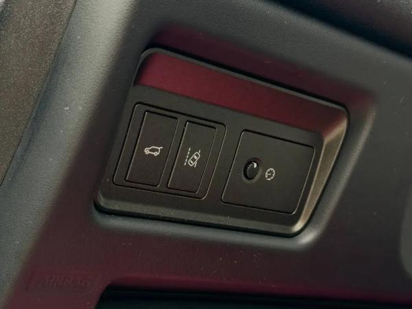 Pelēks Land Rover Range Rover Evoque 2016 Daugavpils, ar dzinēja tilpumu 2.00 L un nobraukumu 235 tūkst. km par 12800 €, foto 5 vietnē AUTOMOTO.COM.LV