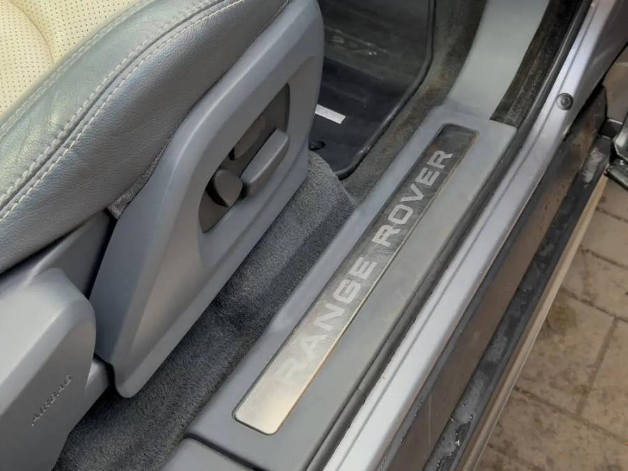 Grey Land Rover Range Rover Evoque 2012 in Daugavpils, with an engine capacity of 2.20 L and mileage of 275 thousand km for 12500 €, photo 20 on AUTOMOTO.COM.LV