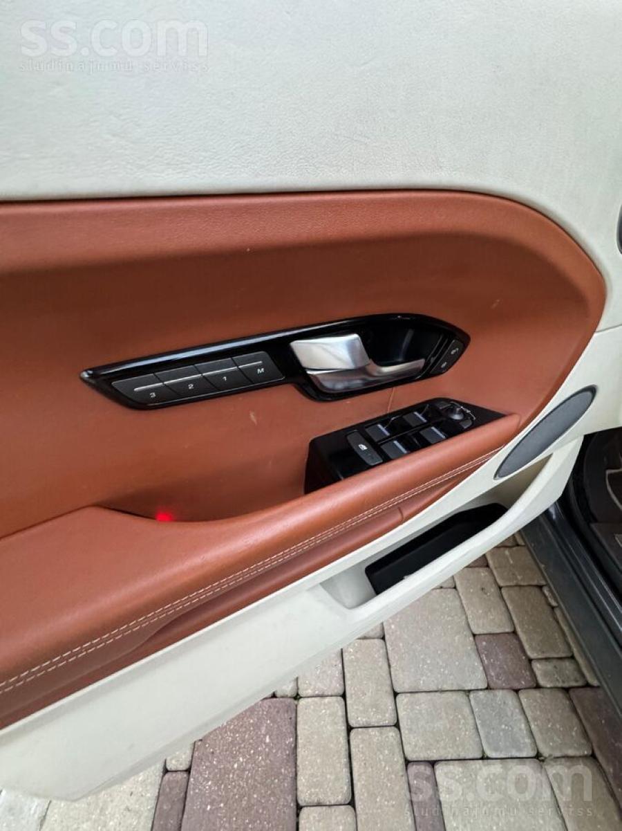 Pelēks Land Rover Range Rover Evoque 2012 Rīga, ar dzinēja tilpumu 2.20 L un nobraukumu 152 tūkst. km par 11300 €, foto 17 vietnē AUTOMOTO.COM.LV