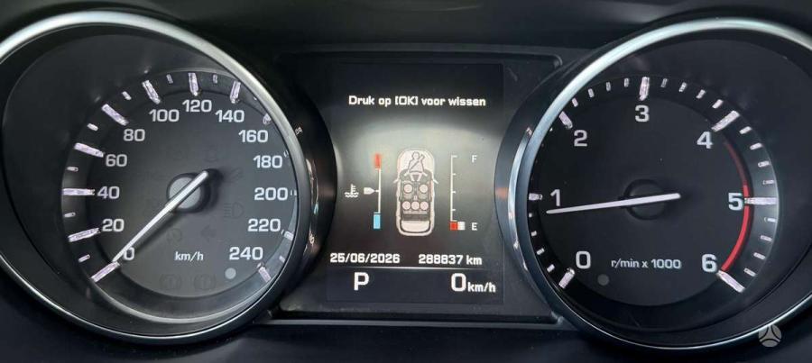 Grey Land Rover Range Rover Evoque 2016 in Siauliai, with an engine capacity of 2.18 L and mileage of 289 thousand km for 15550 €, photo 38 on AUTOMOTO.COM.LV