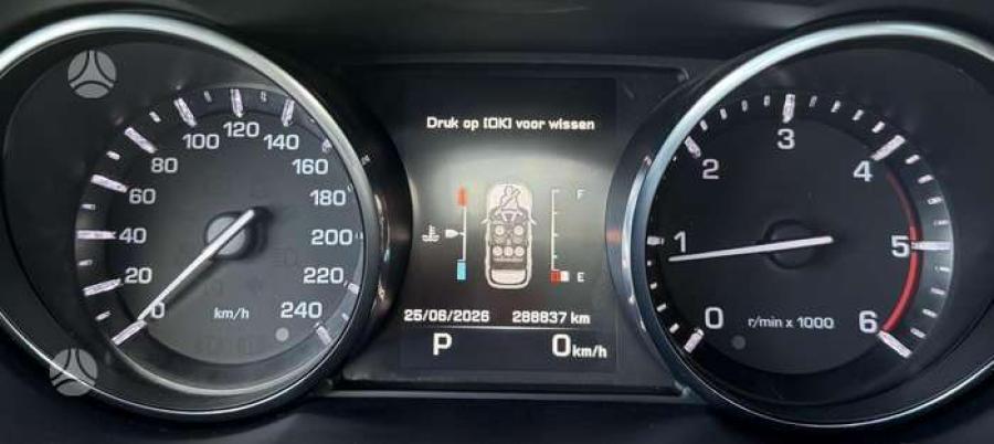 Grey Land Rover Range Rover Evoque 2016 in Siauliai, with an engine capacity of 2.18 L and mileage of 289 thousand km for 15550 €, photo 38 on AUTOMOTO.COM.LV
