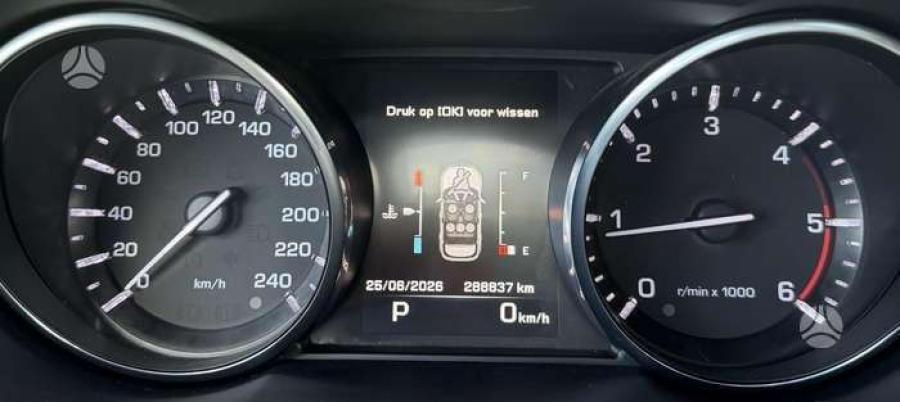 Grey Land Rover Range Rover Evoque 2016 in Siauliai, with an engine capacity of 2.18 L and mileage of 289 thousand km for 15550 €, photo 38 on AUTOMOTO.COM.LV