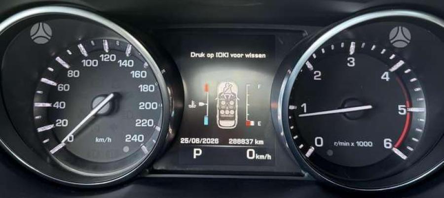 Grey Land Rover Range Rover Evoque 2016 in Siauliai, with an engine capacity of 2.18 L and mileage of 289 thousand km for 15550 €, photo 38 on AUTOMOTO.COM.LV