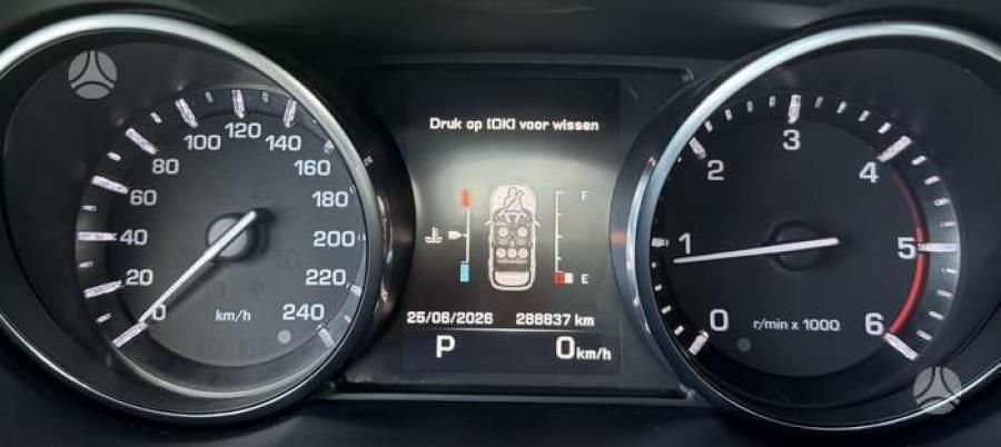 Grey Land Rover Range Rover Evoque 2016 in Siauliai, with an engine capacity of 2.18 L and mileage of 289 thousand km for 15550 €, photo 38 on AUTOMOTO.COM.LV