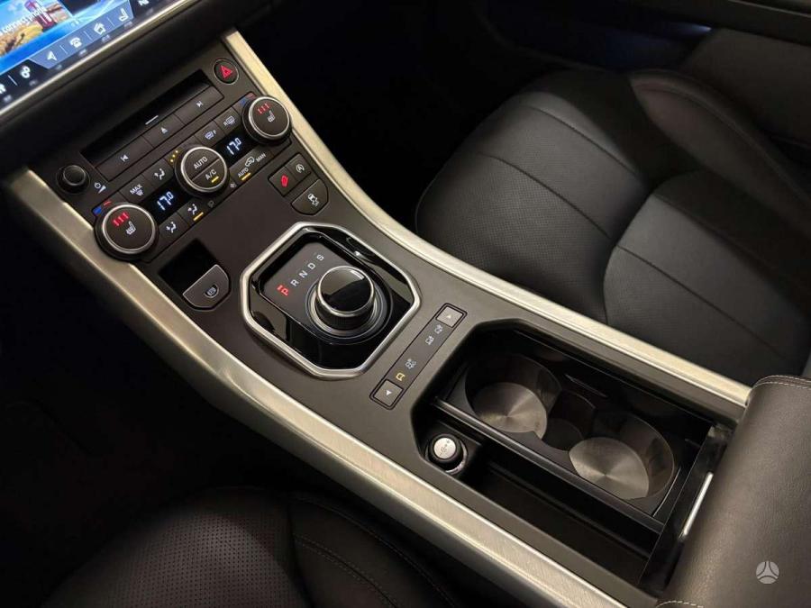 Grey Land Rover Range Rover Evoque 2016 in Marijampole, with an engine capacity of 2.00 L and mileage of 224 thousand km for 12450 €, photo 5 on AUTOMOTO.COM.LV