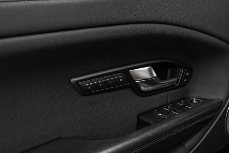 Grey Land Rover Range Rover Evoque 2018 in Jelgava, with an engine capacity of 2.00 L and mileage of 249 thousand km for 9350 €, photo 10 on AUTOMOTO.COM.LV