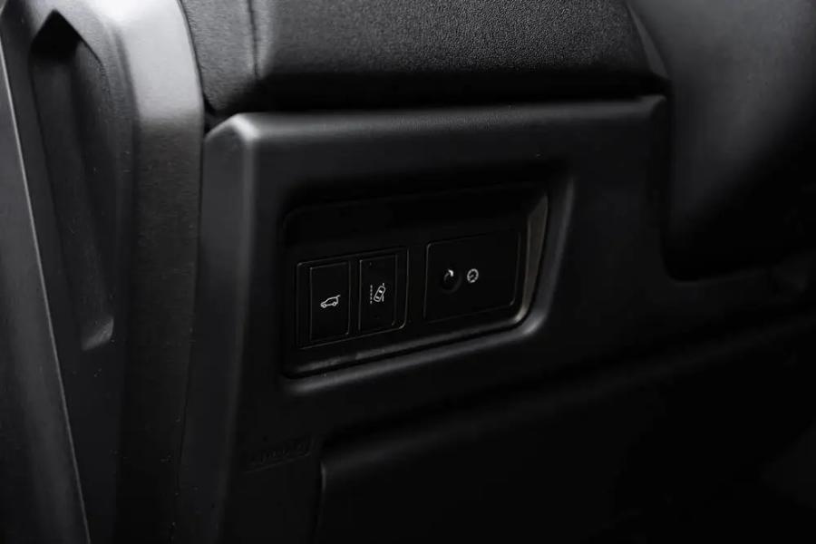 Grey Land Rover Range Rover Evoque 2018 in Jelgava, with an engine capacity of 2.00 L and mileage of 249 thousand km for 9350 €, photo 11 on AUTOMOTO.COM.LV