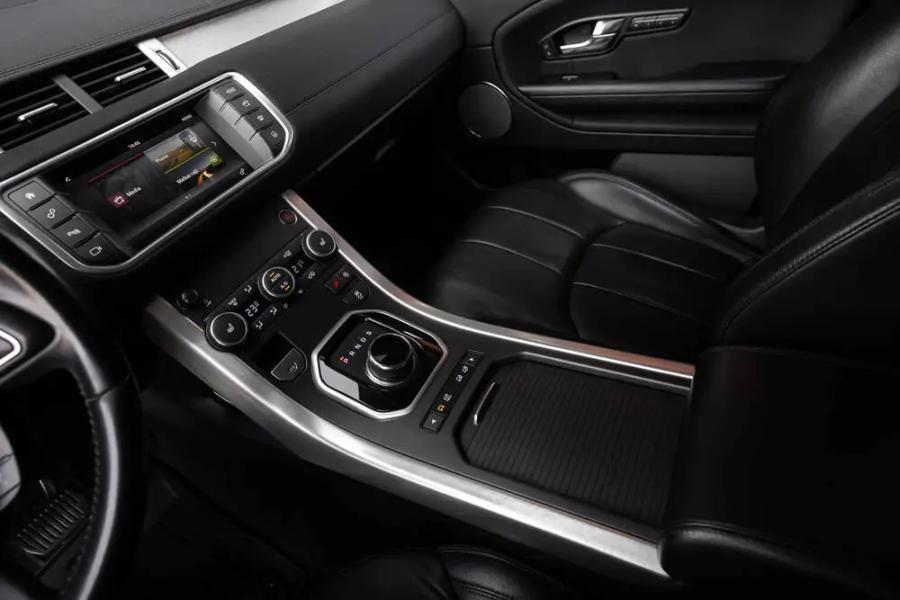 Grey Land Rover Range Rover Evoque 2018 in Jelgava, with an engine capacity of 2.00 L and mileage of 249 thousand km for 9350 €, photo 12 on AUTOMOTO.COM.LV