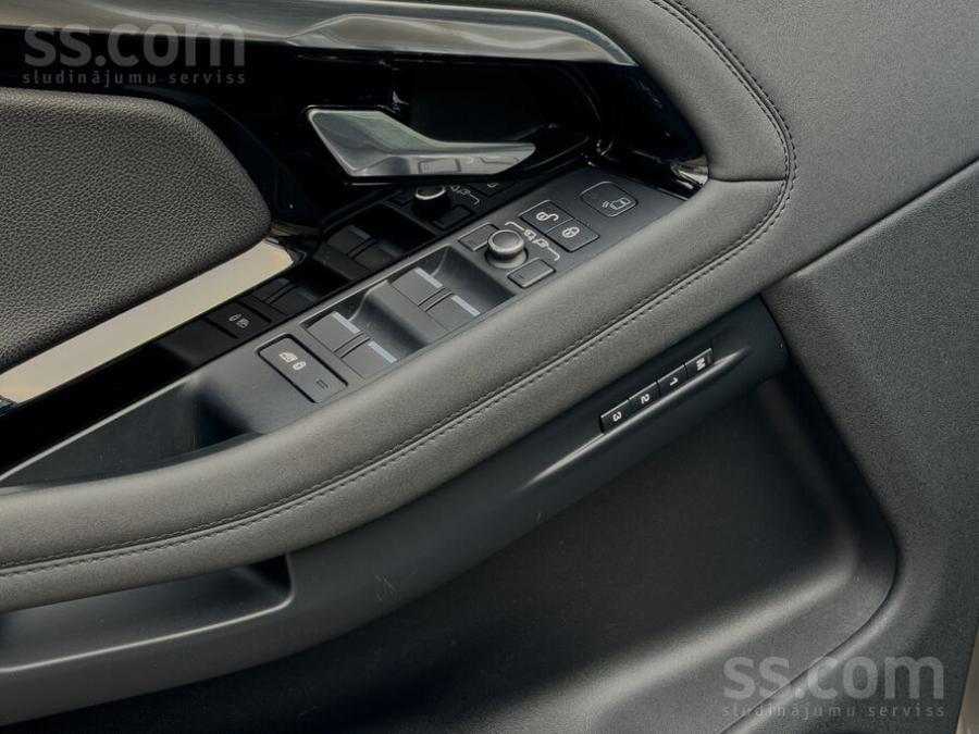 Grey Land Rover Range Rover Evoque 2019 in Daugavpils, with an engine capacity of 2.00 L and mileage of 197 thousand km for 21500 €, photo 7 on AUTOMOTO.COM.LV