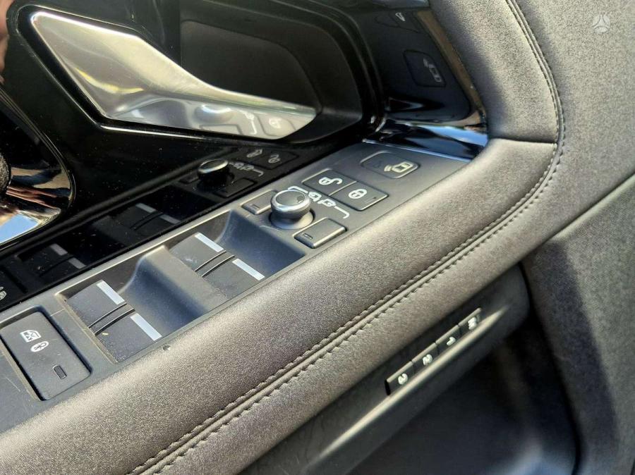 Grey Land Rover Range Rover Evoque 2019 in Taurage, with an engine capacity of 2.00 L and mileage of 157 thousand km for 16900 €, photo 27 on AUTOMOTO.COM.LV