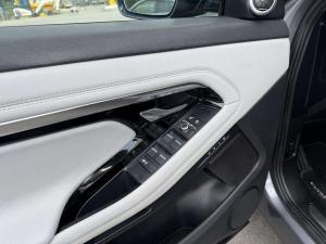 Pelēks Land Rover Range Rover Evoque 2020 Tauragė, ar dzinēja tilpumu 2.00 L un nobraukumu 0 tūkst. km par 15700 €, foto 10 vietnē AUTOMOTO.COM.LV