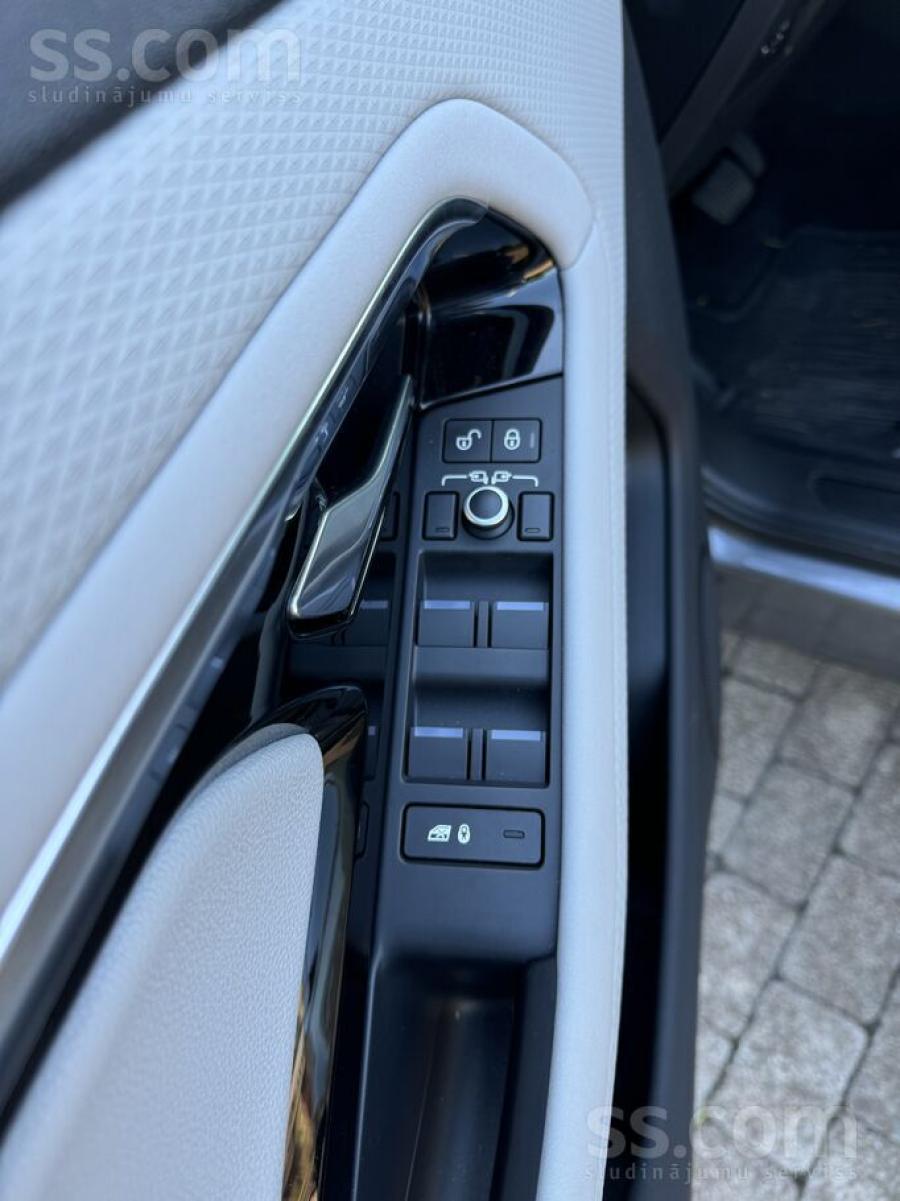 Grey Land Rover Range Rover Evoque 2020 in Ventspils, with an engine capacity of 2.00 L and mileage of 80 thousand km for 21900 €, photo 7 on AUTOMOTO.COM.LV