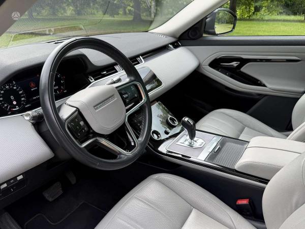 Pelēks Land Rover Range Rover Evoque 2021 Viļņa, ar dzinēja tilpumu 2.00 L un nobraukumu 94 tūkst. km par 30000 €, foto 2 vietnē AUTOMOTO.COM.LV