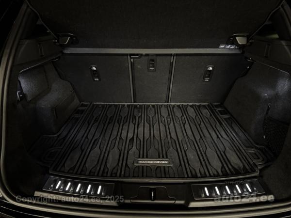 Pelēks Land Rover Range Rover Evoque 2023 Tallina, ar dzinēja tilpumu 2.00 L un nobraukumu 7 tūkst. km par 43900 €, foto 11 vietnē AUTOMOTO.COM.LV
