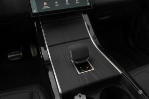 Pelēks Land Rover Range Rover Evoque 2024 Viļņa, ar dzinēja tilpumu 2.00 L un nobraukumu 12 tūkst. km par 44900 €, foto 29 vietnē AUTOMOTO.COM.LV