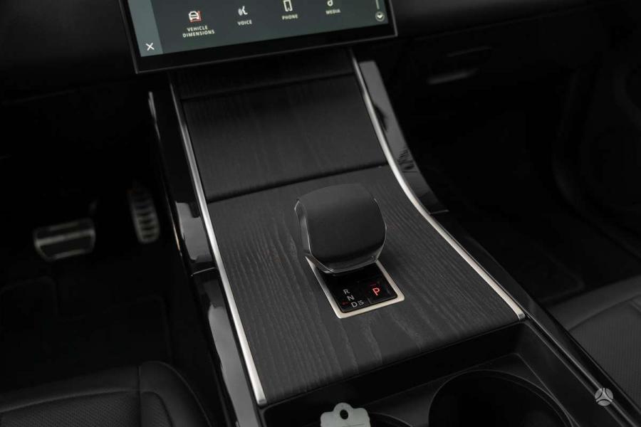 Pelēks Land Rover Range Rover Evoque 2024 Viļņa, ar dzinēja tilpumu 2.00 L un nobraukumu 12 tūkst. km par 44900 €, foto 29 vietnē AUTOMOTO.COM.LV