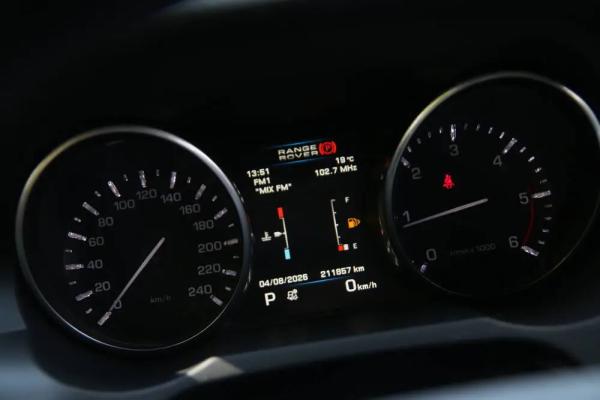 Balts Land Rover Range Rover Evoque 2012 Rīga, ar dzinēja tilpumu 2.20 L un nobraukumu 211 tūkst. km par 10990 €, foto 9 vietnē AUTOMOTO.COM.LV