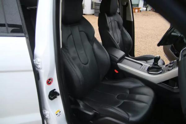 Balts Land Rover Range Rover Evoque 2013 Rīga, ar dzinēja tilpumu 2.20 L un nobraukumu 213 tūkst. km par 10990 €, foto 10 vietnē AUTOMOTO.COM.LV
