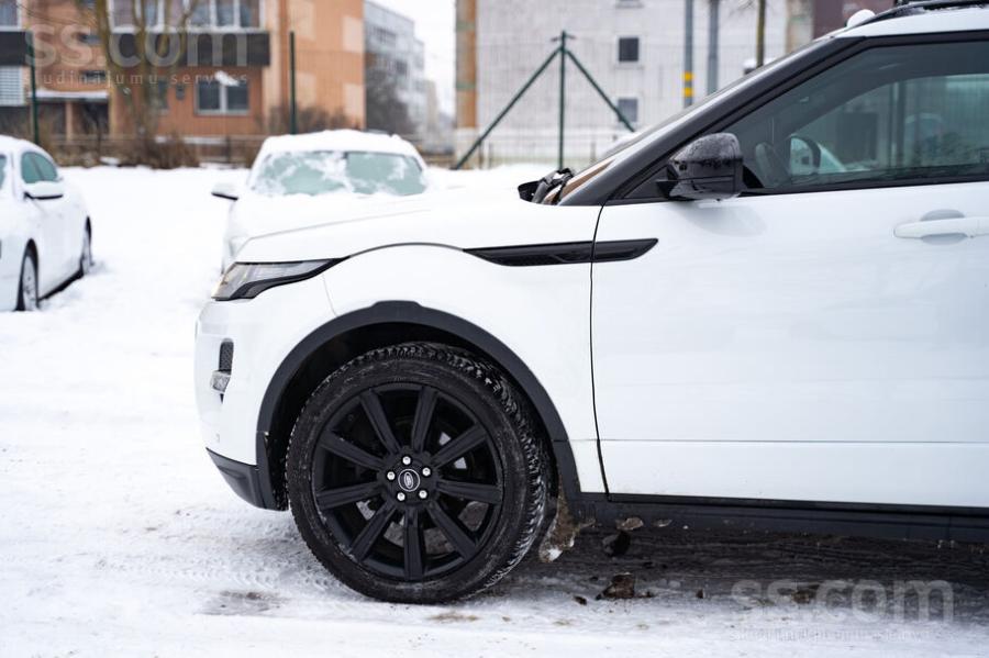 White Land Rover Range Rover Evoque 2014 in Liepaja, with an engine capacity of 2.00 L and mileage of 152 thousand km for 13500 €, photo 9 on AUTOMOTO.COM.LV