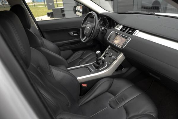 White Land Rover Range Rover Evoque 2014 in Riga, with an engine capacity of 2.20 L and mileage of 152 thousand km for 11450 €, photo 10 on AUTOMOTO.COM.LV