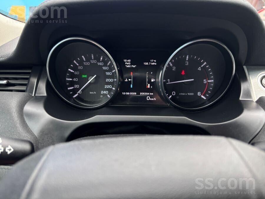 White Land Rover Range Rover Evoque 2015 in Riga, with an engine capacity of 2.20 L and mileage of 205 thousand km for 9650 €, photo 17 on AUTOMOTO.COM.LV