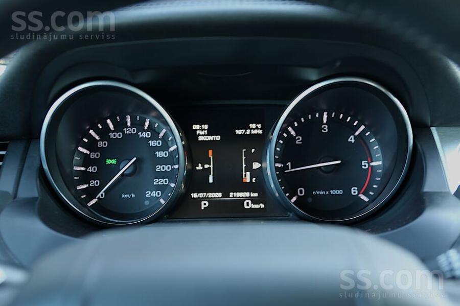 White Land Rover Range Rover Evoque 2015 in Tukums, with an engine capacity of 2.20 L and mileage of 220 thousand km for 11690 €, photo 15 on AUTOMOTO.COM.LV