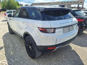 White Land Rover Range Rover Evoque 2016 in Telschi, with an engine capacity of 2.00 L and mileage of 290 thousand km for 6999 €, photo 3 on AUTOMOTO.COM.LV