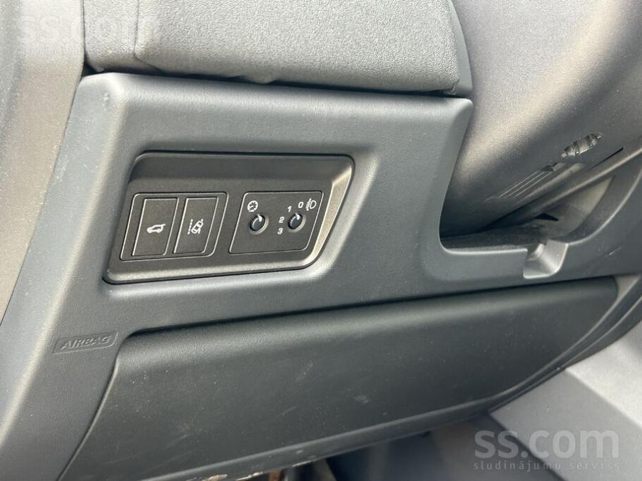 White Land Rover Range Rover Evoque 2016 in Ogre, with an engine capacity of 2.00 L and mileage of 165 thousand km for 10800 €, photo 8 on AUTOMOTO.COM.LV