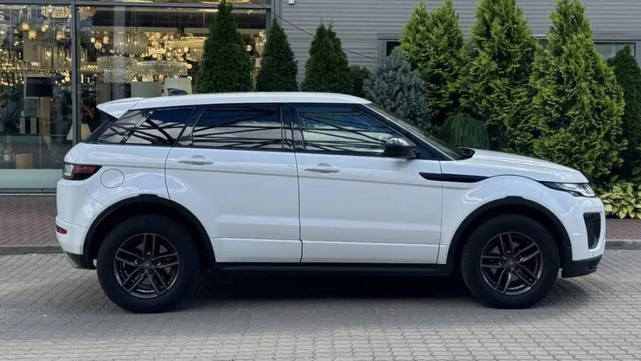 White Land Rover Range Rover Evoque 2016 in Riga, with an engine capacity of 2.00 L and mileage of 224 thousand km for 10700 €, photo 6 on AUTOMOTO.COM.LV