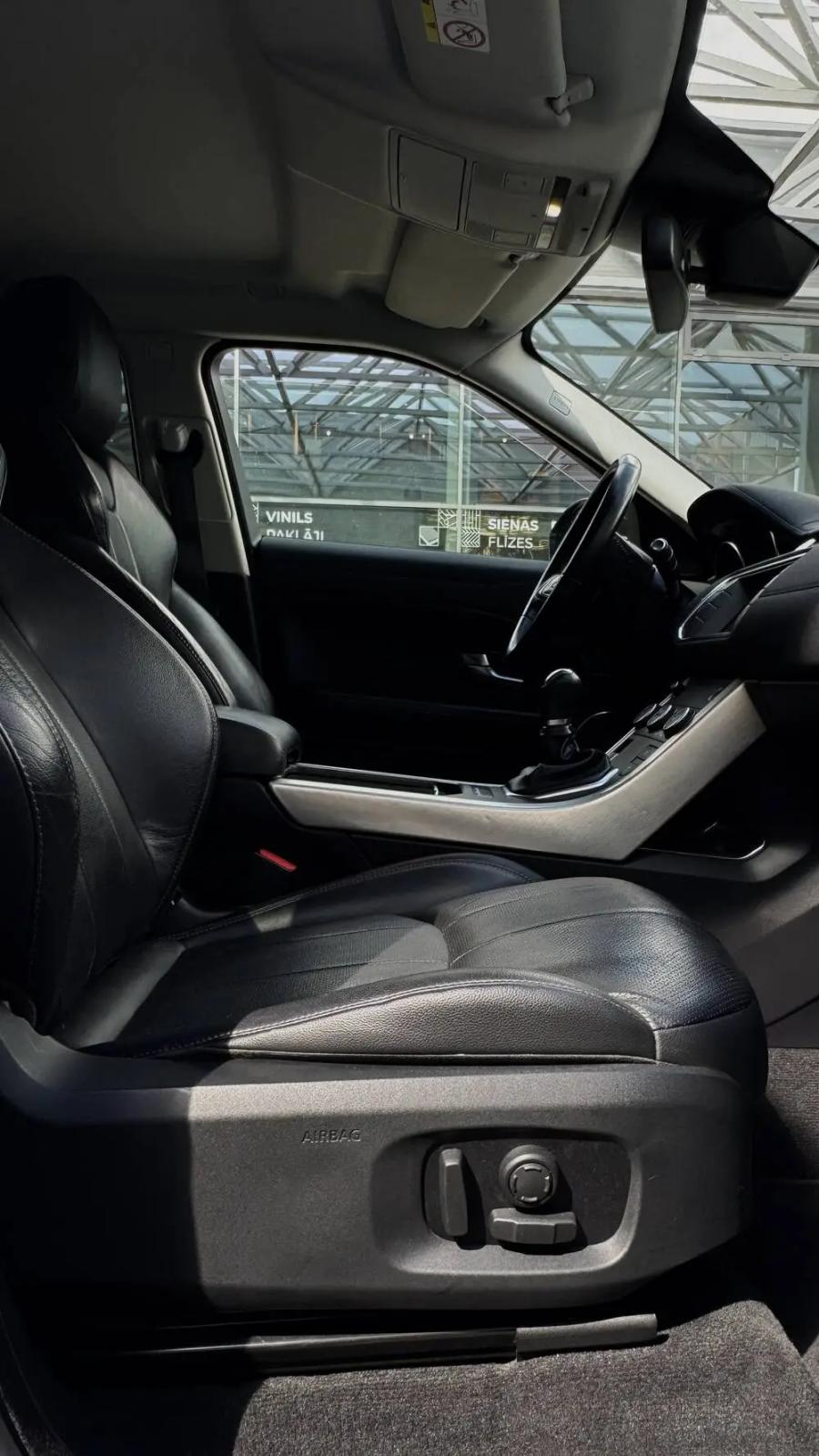 White Land Rover Range Rover Evoque 2016 in Riga, with an engine capacity of 2.00 L and mileage of 224 thousand km for 10700 €, photo 13 on AUTOMOTO.COM.LV