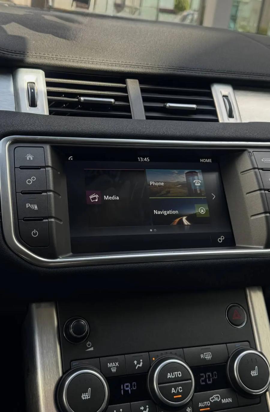 White Land Rover Range Rover Evoque 2016 in Riga, with an engine capacity of 2.00 L and mileage of 224 thousand km for 10700 €, photo 18 on AUTOMOTO.COM.LV