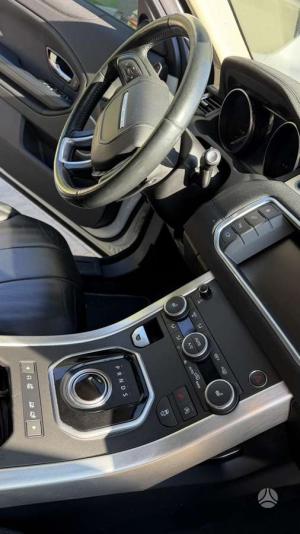 White Land Rover Range Rover Evoque 2016 in Vilnius, with an engine capacity of 2.00 L and mileage of 155 thousand km for 9999 €, photo 8 on AUTOMOTO.COM.LV