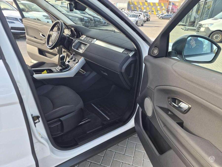 White Land Rover Range Rover Evoque 2016 in Taurage, with an engine capacity of 2.00 L and mileage of 270 thousand km for 6500 €, photo 12 on AUTOMOTO.COM.LV