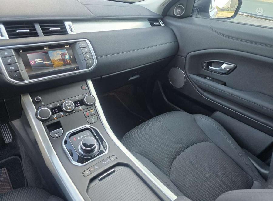 White Land Rover Range Rover Evoque 2017 in Panevezys, with an engine capacity of 2.00 L and mileage of 188 thousand km for 8899 €, photo 24 on AUTOMOTO.COM.LV