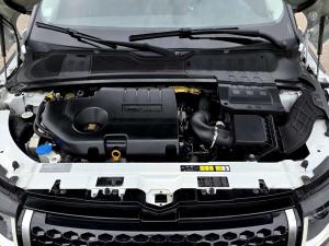 White Land Rover Range Rover Evoque 2017 in Taurage, with an engine capacity of 2.00 L and mileage of 215 thousand km for 10600 €, photo 17 on AUTOMOTO.COM.LV
