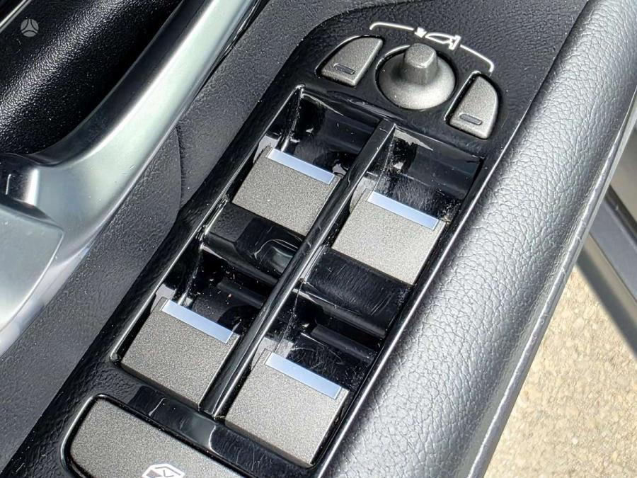 White Land Rover Range Rover Evoque 2017 in Taurage, with an engine capacity of 2.00 L and mileage of 215 thousand km for 10600 €, photo 35 on AUTOMOTO.COM.LV
