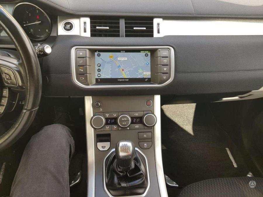 White Land Rover Range Rover Evoque 2017 in Siauliai, with an engine capacity of 2.00 L and mileage of 170 thousand km for 8900 €, photo 16 on AUTOMOTO.COM.LV