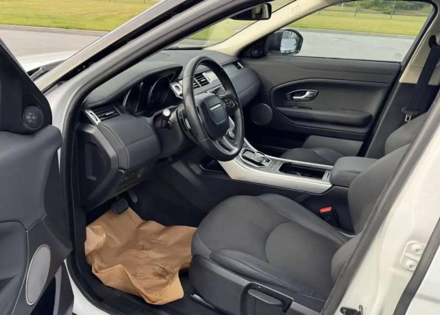 White Land Rover Range Rover Evoque 2018 in Telschi, with an engine capacity of 2.00 L and mileage of 162 thousand km for 9290 €, photo 12 on AUTOMOTO.COM.LV