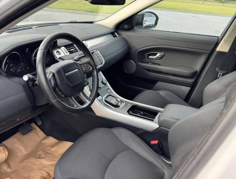 White Land Rover Range Rover Evoque 2018 in Telschi, with an engine capacity of 2.00 L and mileage of 162 thousand km for 9290 €, photo 14 on AUTOMOTO.COM.LV