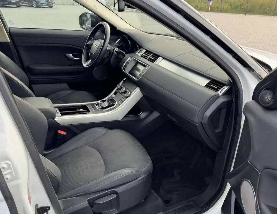 White Land Rover Range Rover Evoque 2018 in Telschi, with an engine capacity of 2.00 L and mileage of 162 thousand km for 9290 €, photo 15 on AUTOMOTO.COM.LV